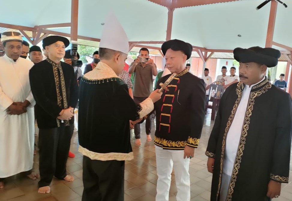 Sultan Hidayatullah Sjah Angkat Hi.Abdul Salam Tamaela dan Arsyad ...
